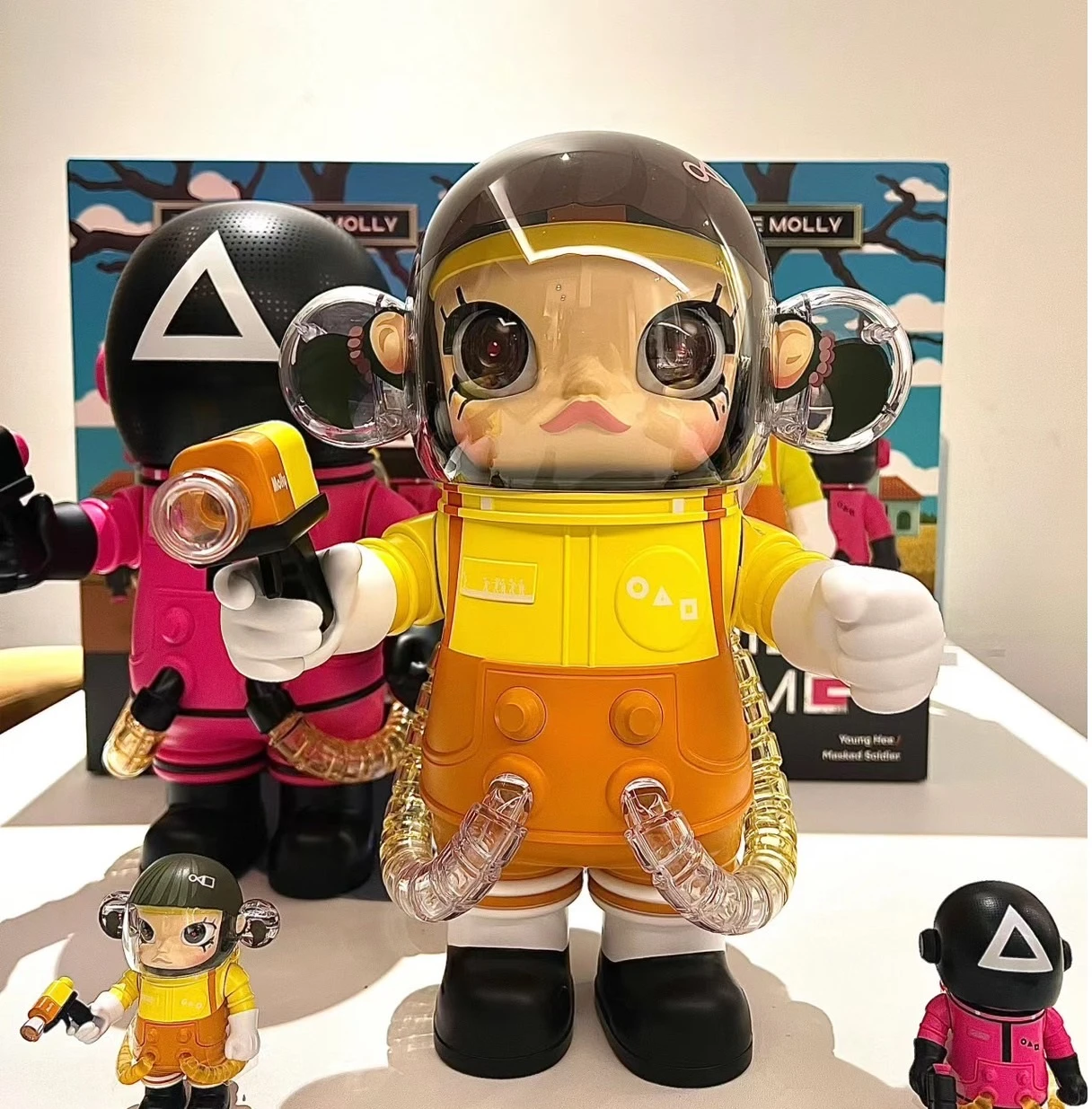 POPMART 泡泡瑪特《MEGA SPACE MOLLY 魷魚遊戲2 Squid Game 400%+100%》茉莉潮玩手辦 | PPTOY